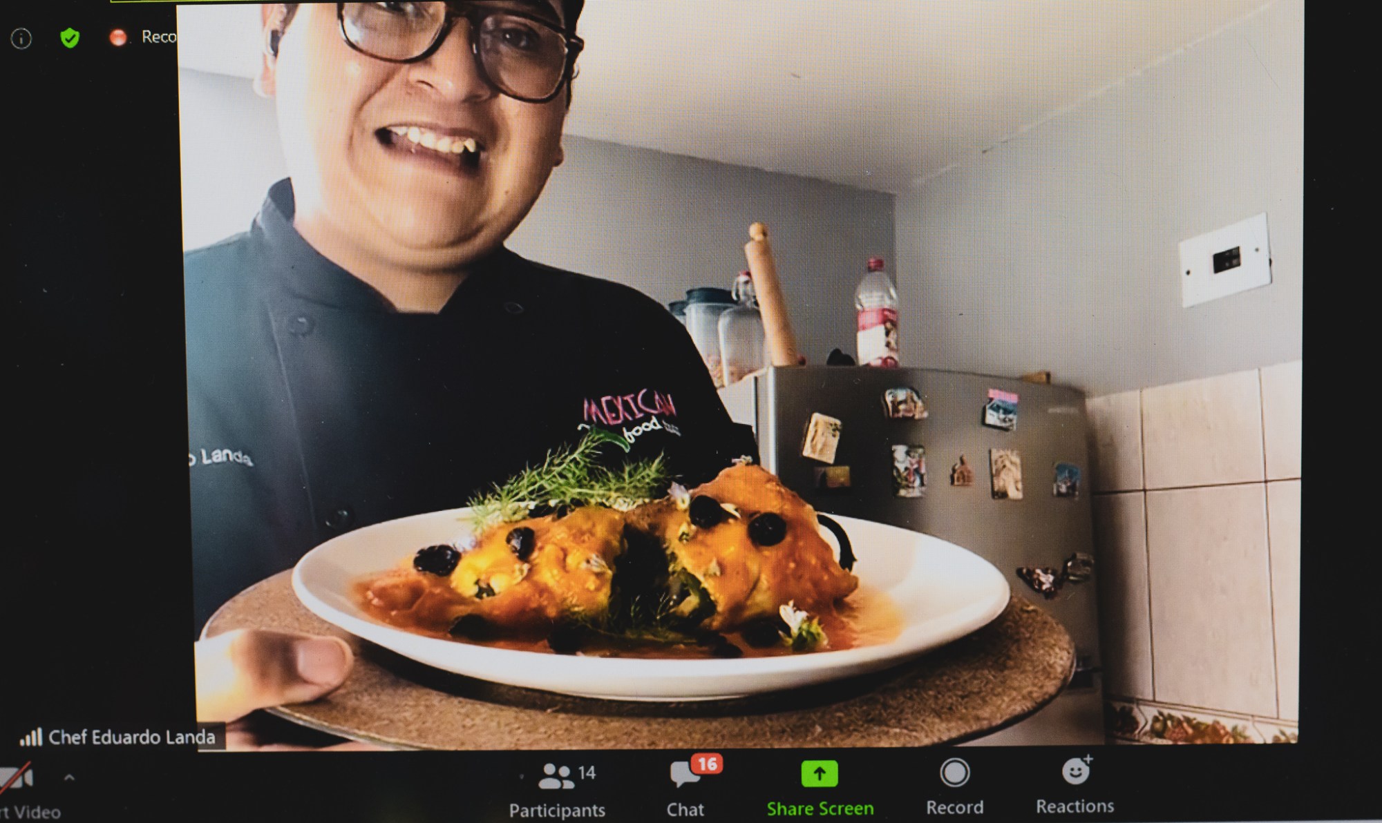 Hoy cocinamos: chiles rellenos de huitlacoche y chapulines [Mexican ...